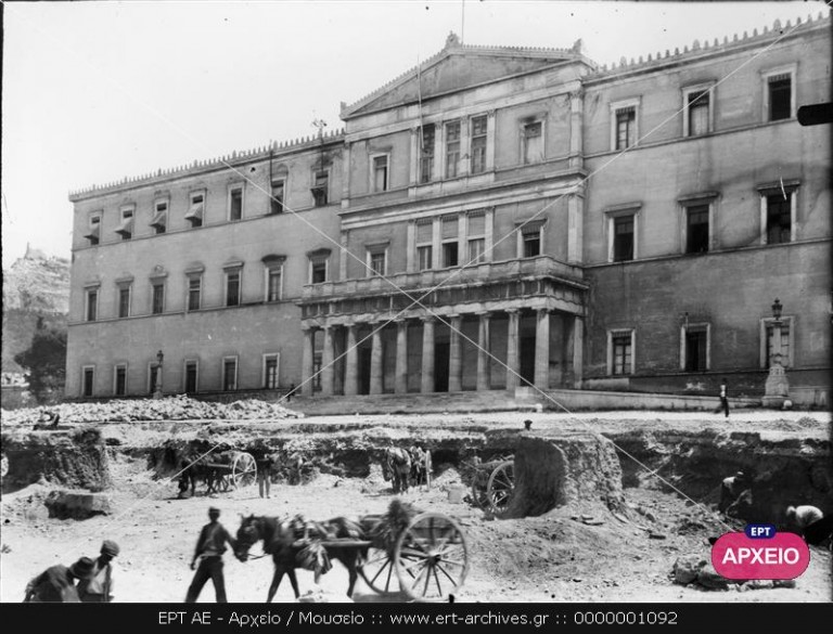 Άποψη της πρόσοψης του κτιρίου της Βουλής των Ελλήνων | archive.ert.gr