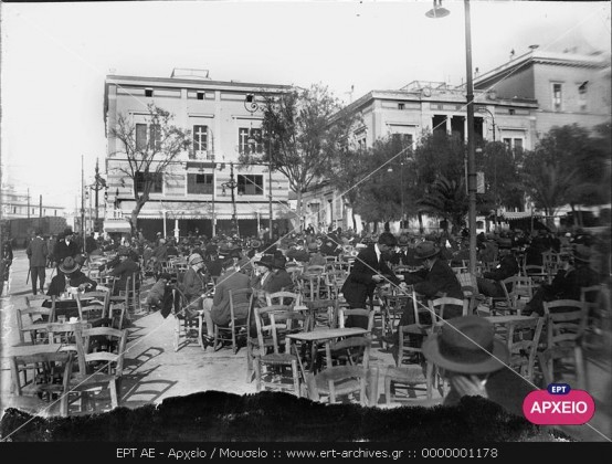 ΤΟ ΖΑΧΑΡΟΠΛΑΣΤΕΙΟ “ΖΑΧΑΡΑΤΟΥ” ΣΤΗΝ ΠΛΑΤΕΙΑ ΣΥΝΤΑΓΜΑΤΟΣ | archive.ert.gr