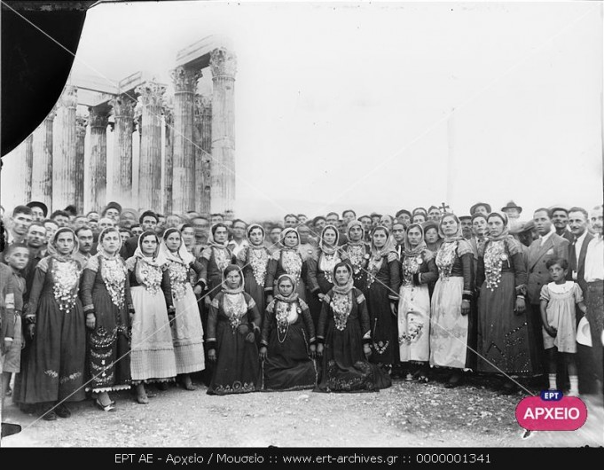 ΚΟΠΕΛΕΣ ΜΕ ΠΑΡΑΔΟΣΙΑΚΕΣ ΦΟΡΕΣΙΕΣ ΑΠΟ ΤΑ ΜΕΓΑΡΑ ΑΤΤΙΚΗΣ | archive.ert.gr
