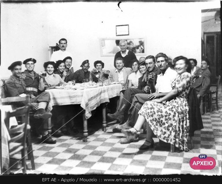ΠΑΡΕΑ ΑΝΔΡΩΝ ΚΑΙ ΓΥΝΑΙΚΩΝ ΣΕ ΤΑΒΕΡΝΑ | archive.ert.gr