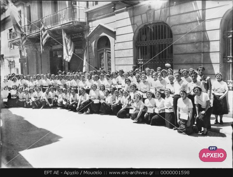 ΕΡΓΑΖΟΜΕΝΟΙ ΣΕ ΚΑΠΝΕΡΓΟΣΤΑΣΙΟ | archive.ert.gr