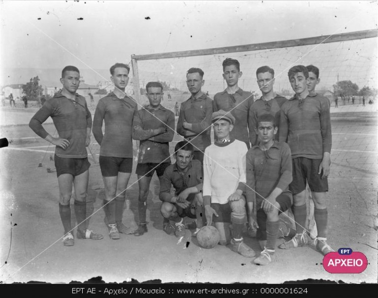 ΠΟΔΟΣΦΑΙΡΙΚΗ ΟΜΑΔΑ ΣΕ ΓΗΠΕΔΟ | archive.ert.gr