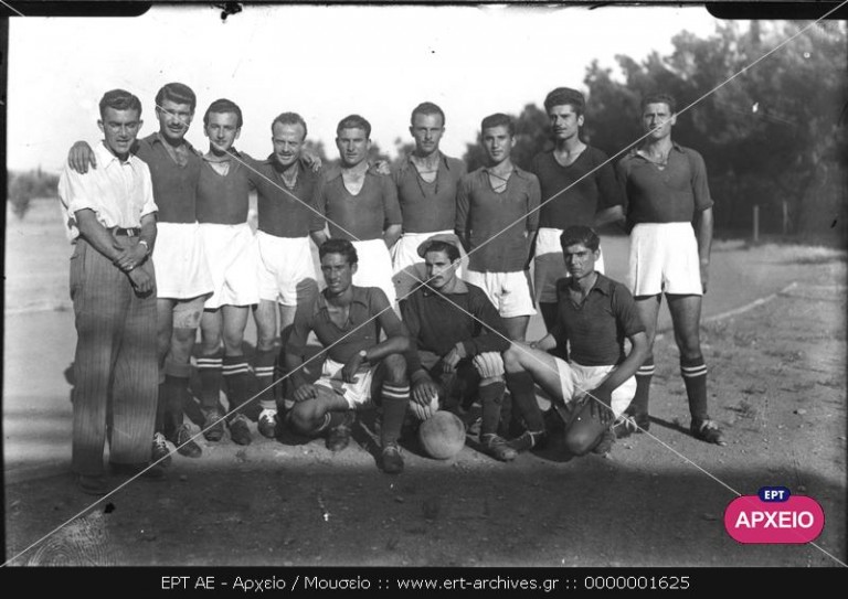 ΠΟΔΟΣΦΑΙΡΙΚΗ ΟΜΑΔΑ ΣΕ ΓΗΠΕΔΟ | archive.ert.gr