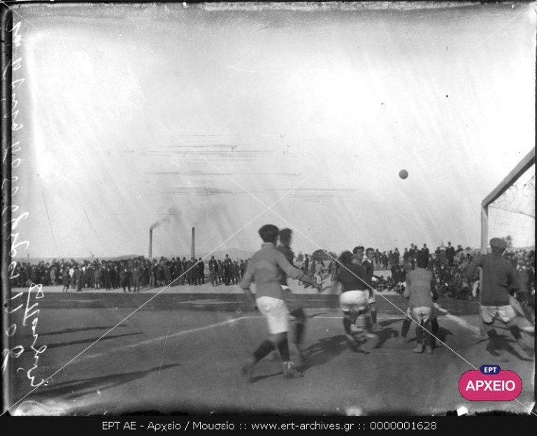 ΠΟΔΟΣΦΑΙΡΙΚΟΣ ΑΓΩΝΑΣ ΣΤΗΝ ΠΕΡΙΟΧΗ ΡΟΥΦ | archive.ert.gr