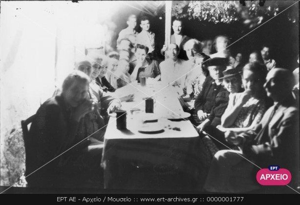 ΟΙΚΟΓΕΝΕΙΑΚΟ ΤΡΑΠΕΖΙ ΣΤΑ ΜΕΣΟΓΕΙΑ | archive.ert.gr