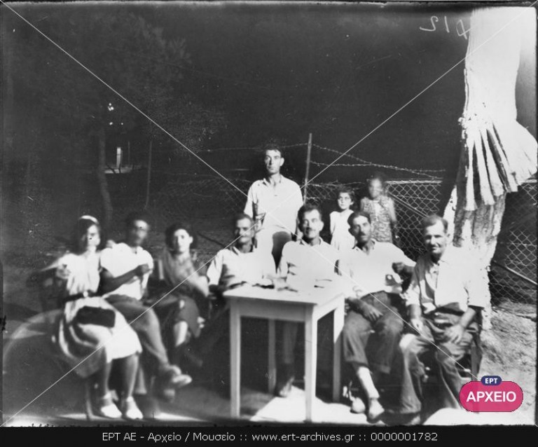 ΠΑΡΕΑ ΓΥΡΩ ΑΠΟ ΤΡΑΠΕΖΙ ΣΤΑ ΜΕΣΟΓΕΙΑ | archive.ert.gr