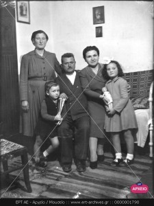 ΟΙΚΟΓΕΝΕΙΑ ΣΤΟ ΕΣΩΤΕΡΙΚΟ ΣΠΙΤΙΟΥ | archive.ert.gr