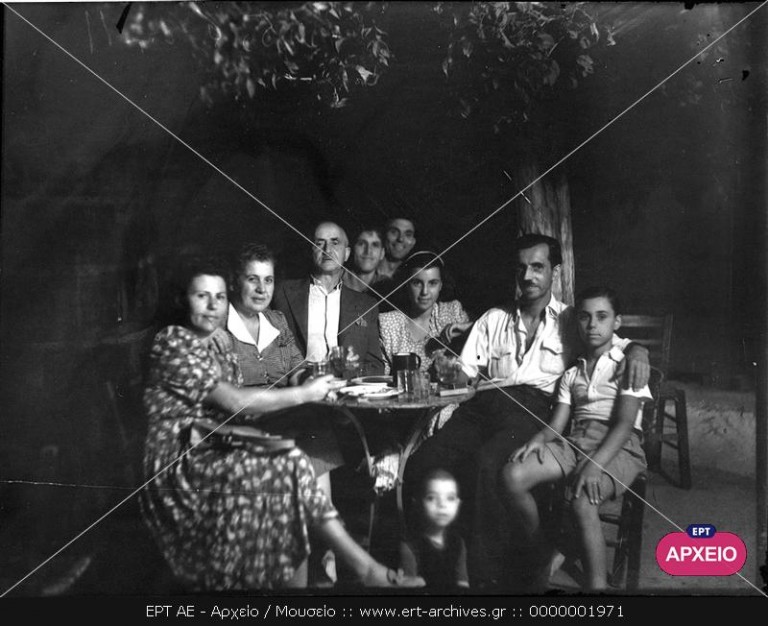 ΟΙΚΟΓΕΝΕΙΑΚΟ ΤΡΑΠΕΖΙ ΣΕ ΑΥΛΗ ΣΠΙΤΙΟΥ | archive.ert.gr