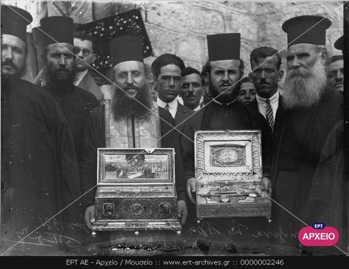 ΜΟΝΑΧΟΙ ΑΠΟ ΤΗ ΜΟΝΗ ΒΑΤΟΠΕΔΙΟΥ ΤΟΥ ΑΓΙΟΥ ΟΡΟΥΣ ΚΡΑΤΟΥΝ ΛΕΙΨΑΝΟΘΗΚΕΣ ...