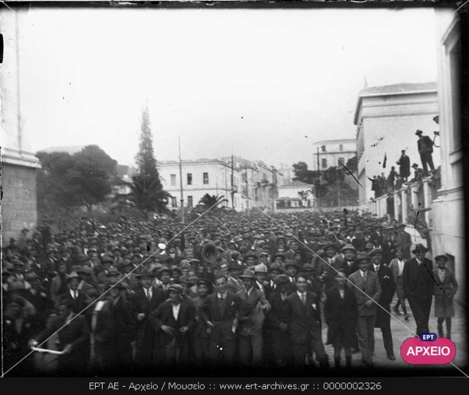 ΔΙΑΔΗΛΩΣΕΙΣ ΕΞΩ ΑΠΟ ΤΟ ΠΑΝΕΠΙΣΤΗΜΙΟ ΤΗΝ ΠΡΩΤΟΜΑΓΙΑ | archive.ert.gr