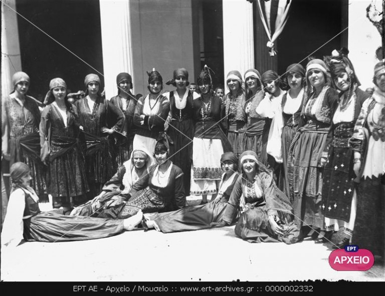 ΚΟΠΕΛΕΣ ΤΟΥ ΛΥΚΕΙΟΥ ΤΩΝ ΕΛΛΗΝΙΔΩΝ ΜΕ ΠΑΡΑΔΟΣΙΑΚΕΣ ΕΝΔΥΜΑΣΙΕΣ ΣΤΟ ...