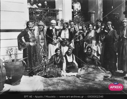 ΚΟΠΕΛΕΣ ΤΟΥ ΛΥΚΕΙΟΥ ΕΛΛΗΝΙΔΩΝ ΜΕ ΠΑΡΑΔΟΣΙΑΚΕΣ ΕΝΔΥΜΑΣΙΕΣ ΣΤΗΝ ΟΙΚΙΑ ...