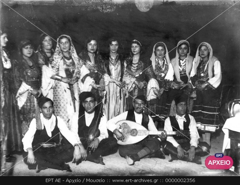 ΚΟΠΕΛΕΣ ΤΟΥ ΛΥΚΕΙΟΥ ΕΛΛΗΝΙΔΩΝ ΜΕ ΠΑΡΑΔΟΣΙΑΚΕΣ ΕΝΔΥΜΑΣΙΕΣ ΚΑΙ ΜΟΥΣΙΚΟΙ ...