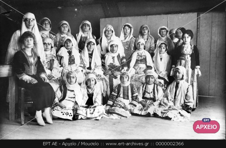 ΚΟΠΕΛΕΣ ΑΠΟ ΤΟ ΛΥΚΕΙΟ ΕΛΛΗΝΙΔΩΝ ΜΕ ΠΑΡΑΔΟΣΙΑΚΕΣ ΕΝΔΥΜΑΣΙΕΣ | archive.ert.gr