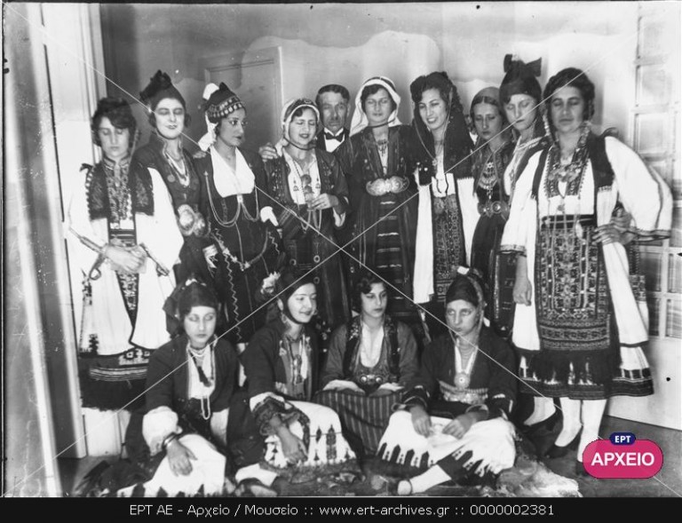 ΚΟΠΕΛΕΣ ΤΟΥ ΛΥΚΕΙΟΥ ΕΛΛΗΝΙΔΩΝ ΜΕ ΠΑΡΑΔΟΣΙΑΚΕΣ ΕΝΔΥΜΑΣΙΕΣ | archive.ert.gr