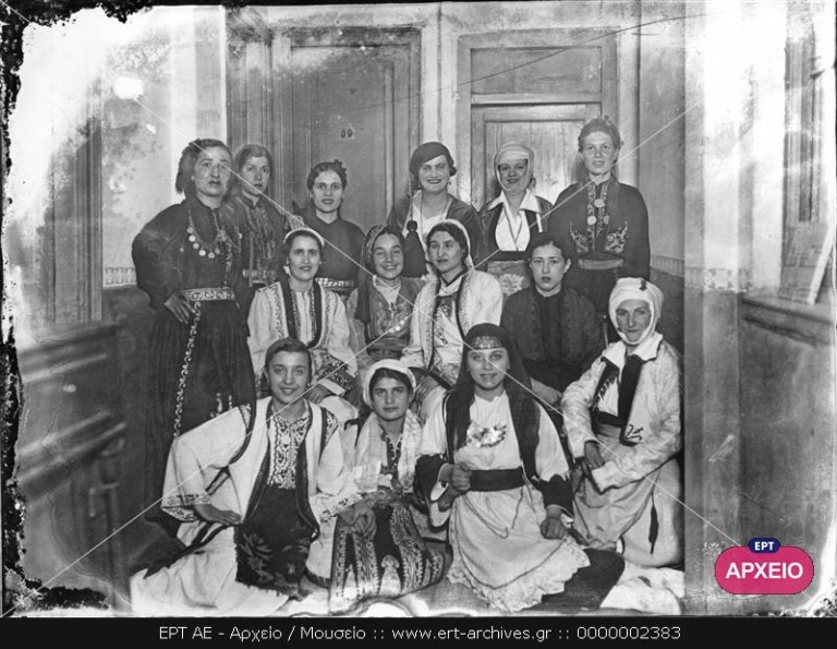 ΚΟΠΕΛΕΣ ΤΟΥ ΛΥΚΕΙΟΥ ΕΛΛΗΝΙΔΩΝ ΜΕ ΠΑΡΑΔΟΣΙΑΚΕΣ ΕΝΔΥΜΑΣΙΕΣ | archive.ert.gr