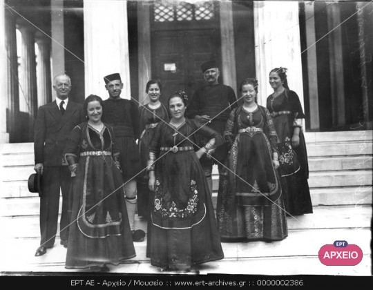 ΑΝΔΡΕΣ ΚΑΙ ΓΥΝΑΙΚΕΣ ΑΠΟ ΤΟ ΛΥΚΕΙΟ ΕΛΛΗΝΙΔΩΝ ΜΕ ΠΑΡΑΔΟΣΙΑΚΕΣ ΕΝΔΥΜΑΣΙΕΣ ...