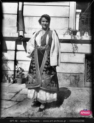 ΚΟΠΕΛΑ ΑΠΟ ΤΟ ΛΥΚΕΙΟ ΤΩΝ ΕΛΛΗΝΙΔΩΝ ΜΕ ΠΑΡΑΔΟΣΙΑΚΗ ΕΝΔΥΜΑΣΙΑ | archive ...