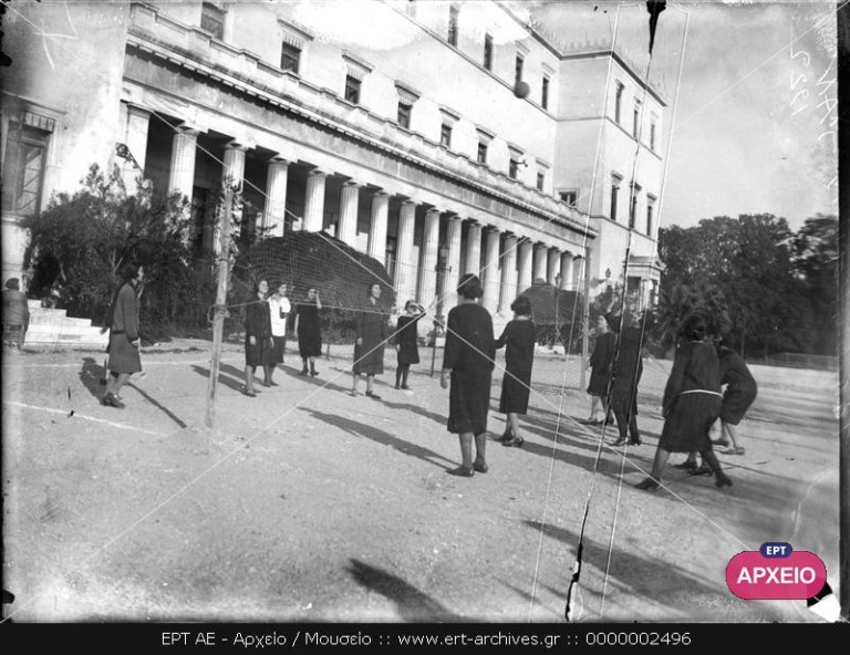 ΑΓΩΝΑΣ ΠΕΤΟΣΦΑΙΡΙΣΗΣ ΕΞΩ ΑΠΟ ΤΑ ΠΑΛΑΙΑ ΑΝΑΚΤΟΡΑ | archive.ert.gr