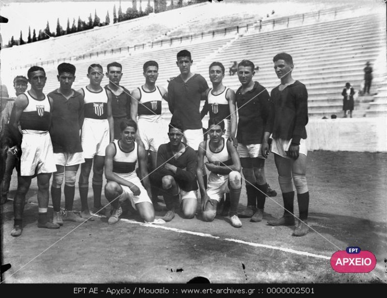 Η ΠΟΔΟΣΦΑΙΡΙΚΗ ΟΜΑΔΑ ΤΟΥ ΕΘΝΙΚΟΥ ΣΤΟ ΠΑΝΑΘΗΝΑΪΚΟ ΣΤΑΔΙΟ | archive.ert.gr