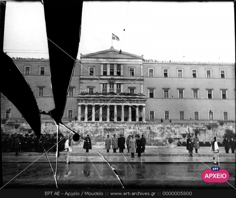 Ο ΒΑΣΙΛΙΑΣ ΠΑΥΛΟΣ ΜΠΡΟΣΤΑ ΑΠΟ ΤΗ ΒΟΥΛΗ | archive.ert.gr