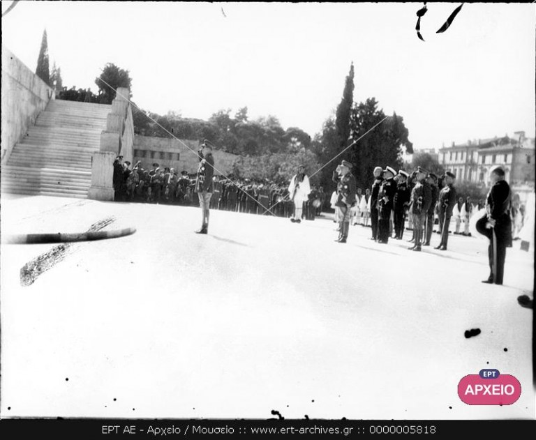 Ο ΒΑΣΙΛΙΑΣ ΠΑΥΛΟΣ ΣΤΟ ΜΝΗΜΕΙΟ ΤΟΥ ΑΓΝΩΣΤΟΥ ΣΤΡΑΤΙΩΤΗ | archive.ert.gr
