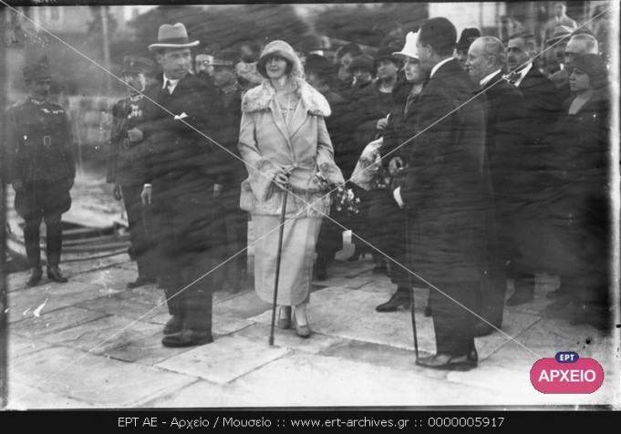Ο ΒΑΣΙΛΙΑΣ ΓΕΩΡΓΙΟΣ Β΄ ΚΑΙ Η ΒΑΣΙΛΙΣΣΑ ΕΛΙΣΑΒΕΤ ΤΗΝ ΗΜΕΡΑ ΑΝΑΧΩΡΗΣΗΣ ...