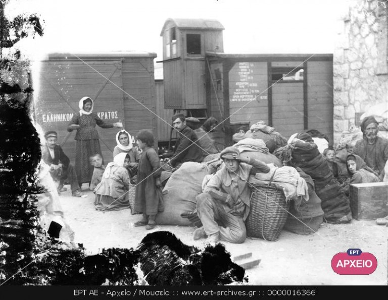 Πρόσφυγες από τη Μικρά Ασία σε σιδηροδρομικό σταθμό | archive.ert.gr