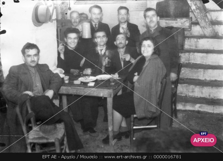 ΠΑΡΕΑ ΑΝΔΡΩΝ ΚΑΙ ΓΥΝΑΙΚΩΝ ΣΕ ΤΑΒΕΡΝΑ | archive.ert.gr
