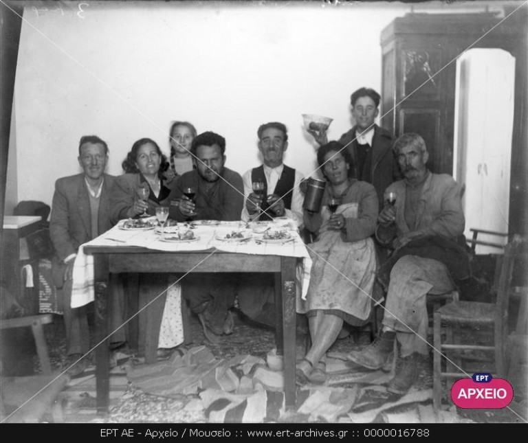 ΟΙΚΟΓΕΝΕΙΑΚΟ ΤΡΑΠΕΖΙ ΣΕ ΕΣΩΤΕΡΙΚΟ ΣΠΙΤΙΟΥ | archive.ert.gr