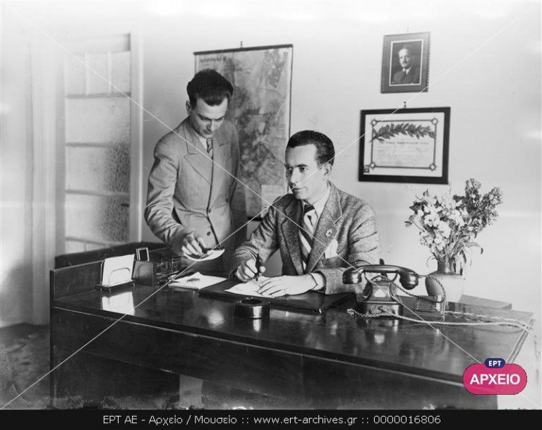 Ο Α. ΒΗΤΟΣ, ΔΙΕΥΘΥΝΤΗΣ ΤΟΥ ΓΚΑΡΑΖ ΤΟΥ ΔΗΜΟΥ ΑΘΗΝΑΙΩΝ ΣΤΗΝ ΟΔΟ ΛΙΟΣΙΩΝ ...