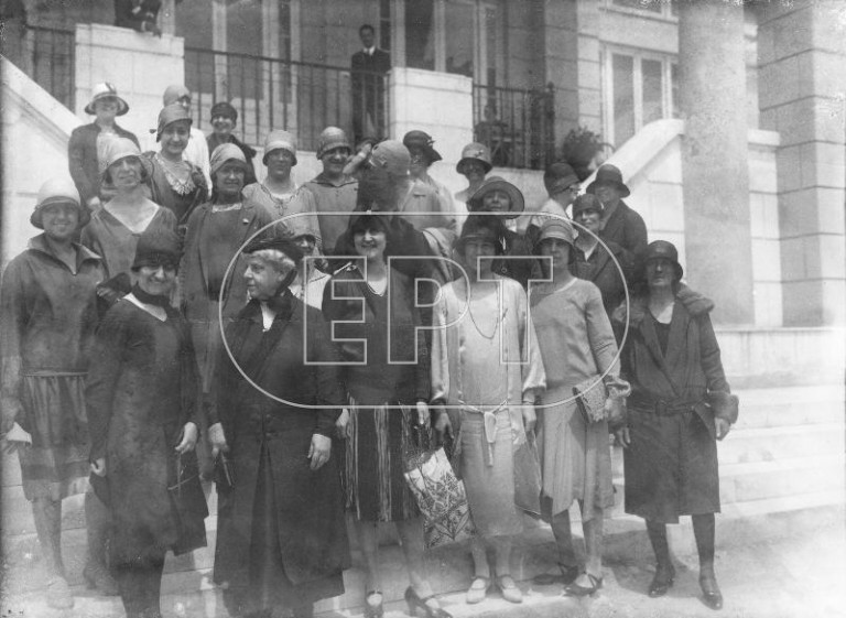 ΑΝΑΜΝΗΣΤΙΚΗ ΦΩΤΟΓΡΑΦΙΑ ΓΥΝΑΙΚΩΝ ΜΕΤΑ ΤΟ ΤΕΛΟΣ ΕΚΔΗΛΩΣΗΣ | archive.ert.gr