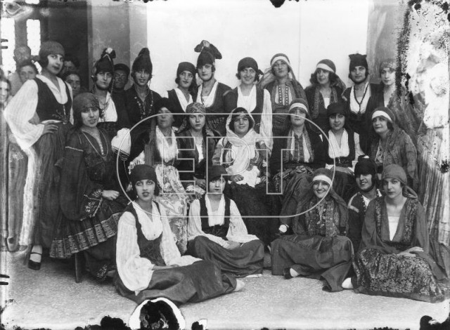 ΚΟΠΕΛΕΣ ΤΟΥ ΛΥΚΕΙΟΥ ΕΛΛΗΝΙΔΩΝ ΜΕ ΠΑΡΑΔΟΣΙΑΚΕΣ ΕΝΔΥΜΑΣΙΕΣ | archive.ert.gr