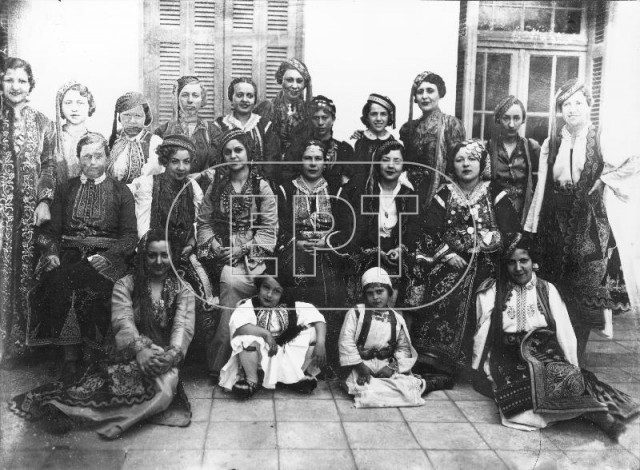 ΚΟΠΕΛΕΣ ΤΟΥ ΛΥΚΕΙΟΥ ΕΛΛΗΝΙΔΩΝ ΜΕ ΠΑΡΑΔΟΣΙΑΚΕΣ ΕΝΔΥΜΑΣΙΕΣ | archive.ert.gr