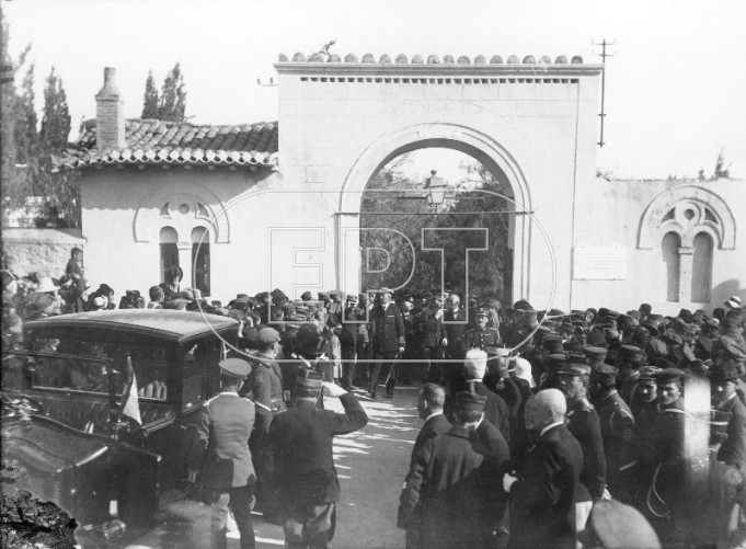 Ο ΠΡΙΓΚΙΠΑΣ ΓΕΩΡΓΙΟΣ ΕΞΕΡΧΕΤΑΙ ΑΠΟ ΤΟ ΠΡΩΤΟ ΝΕΚΡΟΤΑΦΕΙΟ ΑΘΗΝΩΝ ...