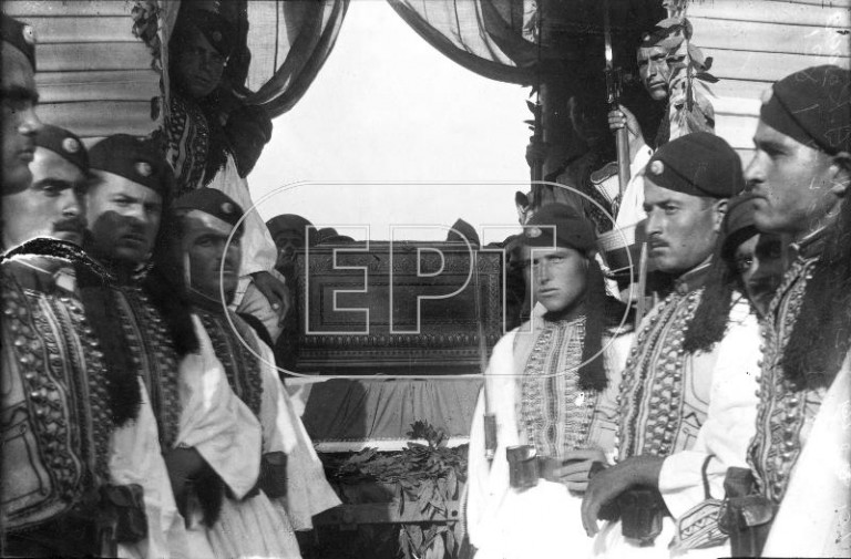 Η ΜΕΤΑΦΟΡΑ ΤΩΝ ΟΣΤΩΝ ΤΟΥ ΣΤΡΑΤΗΓΟΥ ΘΕΟΔΩΡΟΥ ΚΟΛΟΚΟΤΡΩΝΗ ΣΤΗΝ ΑΘΗΝΑ ...