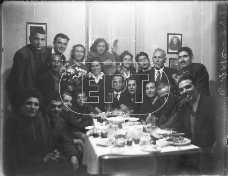ΟΙΚΟΓΕΝΕΙΑ ΓΥΡΩ ΑΠΟ ΣΤΡΩΜΕΝΟ ΤΡΑΠΕΖΙ | archive.ert.gr