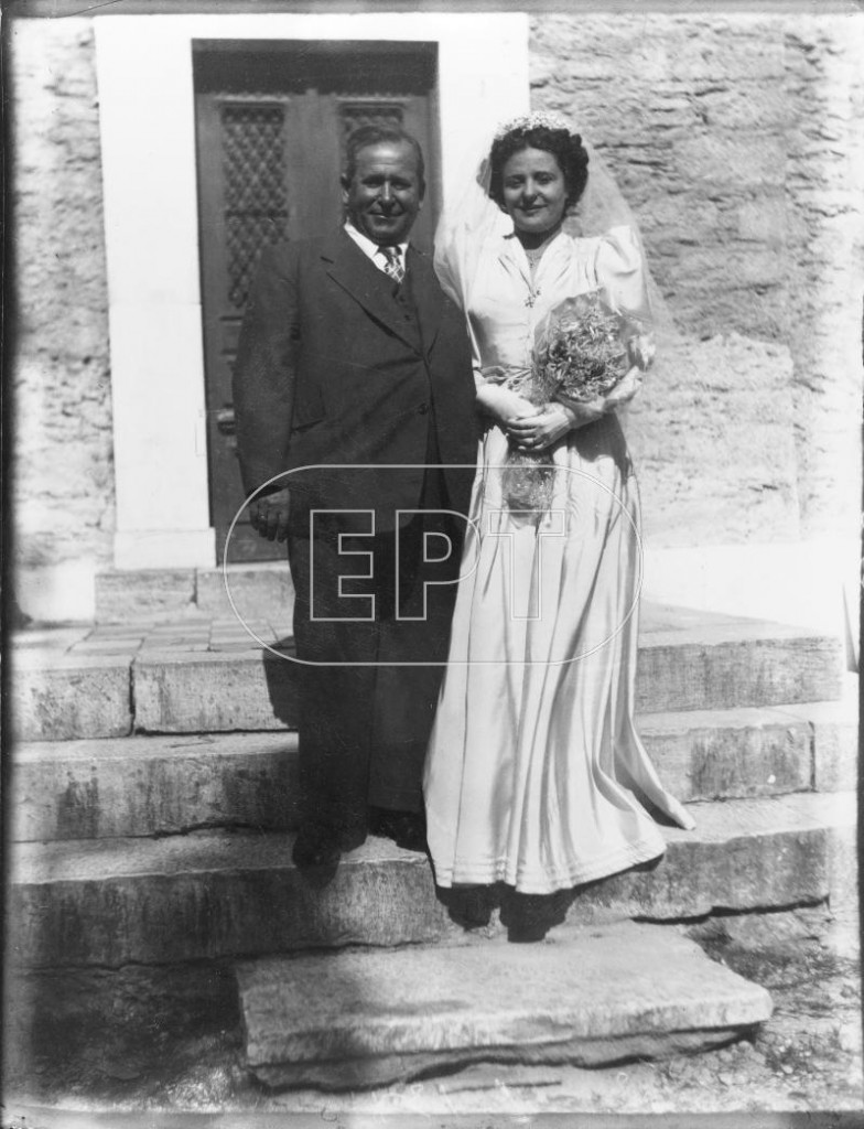 ΝΕΟΝΥΜΦΟΙ ΣΕ ΑΝΑΜΝΗΣΤΙΚΗ ΦΩΤΟΓΡΑΦΙΑ | archive.ert.gr
