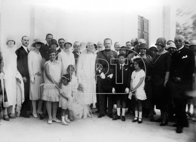 ΝΕΟΝΥΜΦΟΙ ΜΕ ΣΥΓΓΕΝΕΙΣ ΤΟΥΣ | archive.ert.gr