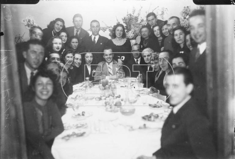 ΓΑΜΗΛΙΟ ΤΡΑΠΕΖΙ ΣΤΟ ΕΣΩΤΕΡΙΚΟ ΣΠΙΤΙΟΥ | archive.ert.gr