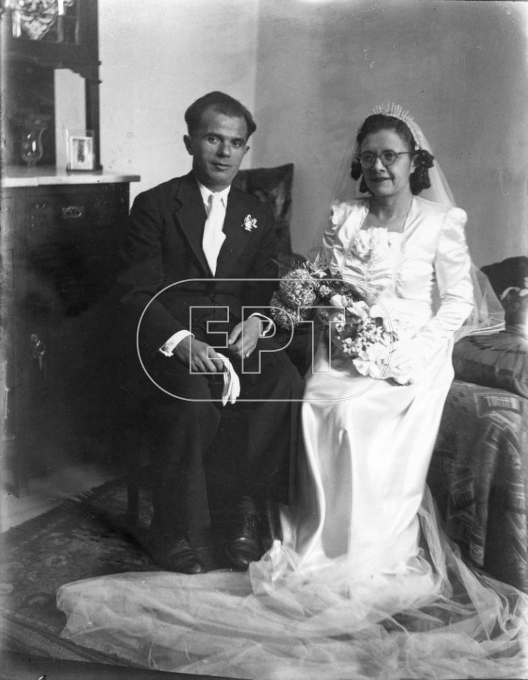 ΝΕΟΝΥΜΦΟΙ ΣΕ ΕΣΩΤΕΡΙΚΟ ΣΠΙΤΙΟΥ | archive.ert.gr