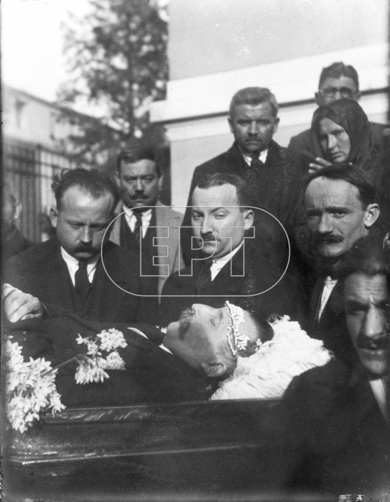 ΝΕΚΡΟΣ ΑΝΔΡΑΣ ΣΕ ΑΝΟΙΧΤΟ ΦΕΡΕΤΡΟ ΚΑΤΑ ΤΗΝ ΔΙΑΡΚΕΙΑ ΚΗΔΕΙΑΣ | archive.ert.gr